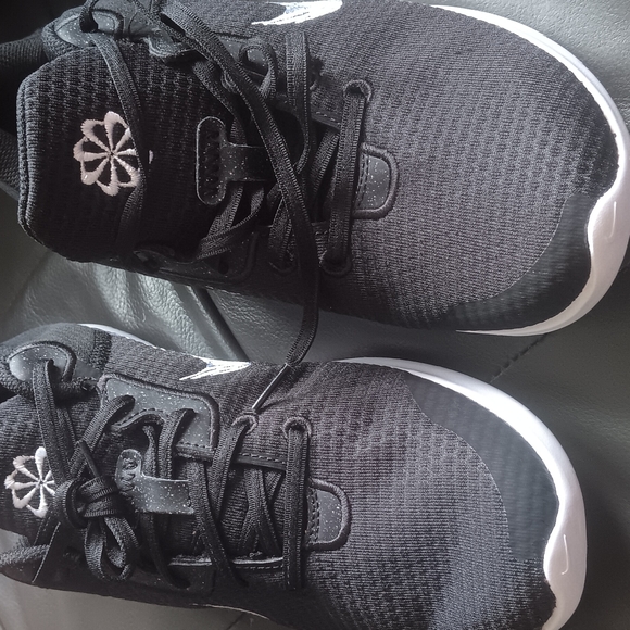 Nike | Shoes | Nike Black And White Sneakers With Mesh Upper And ...
